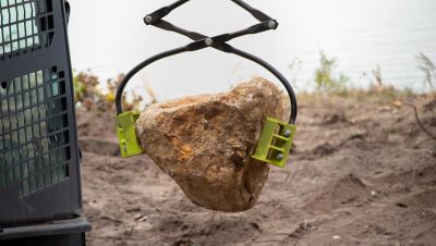 Boulder Tuff Rock Tongs at Tractor Supply Co.